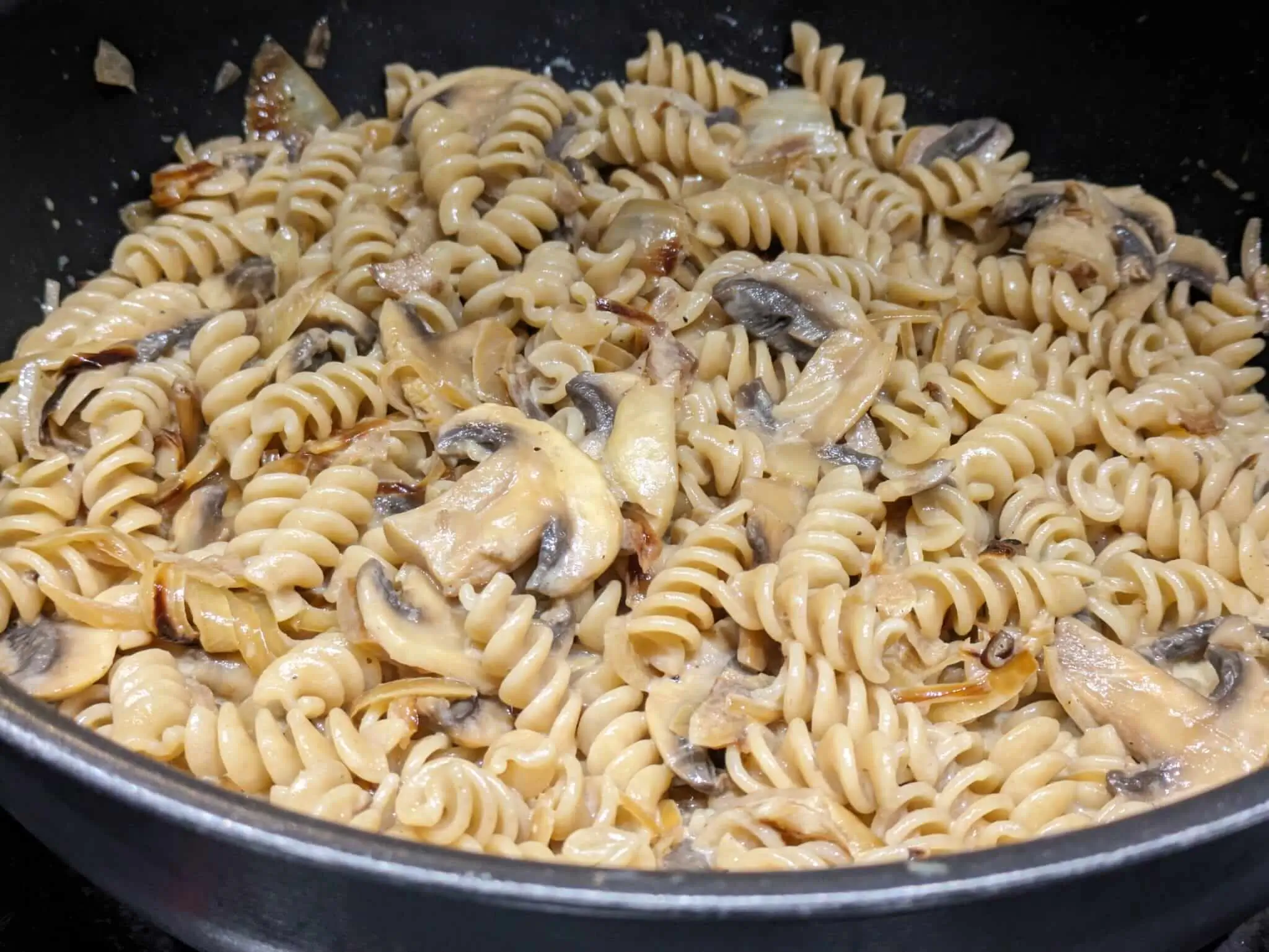 Recette : Pâtes à la crème avec oignons et champignons | Spatul.fr